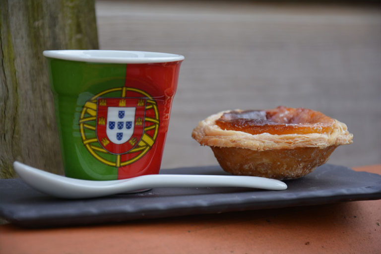Pasteis de nata, le petit flan portugais dont on raffole | Assiettes ...
